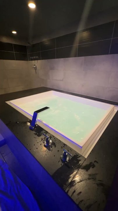 AXIS CHICAGO - Updated October 2025 - 30 Photos & 31 Reviews - 5335 S ...