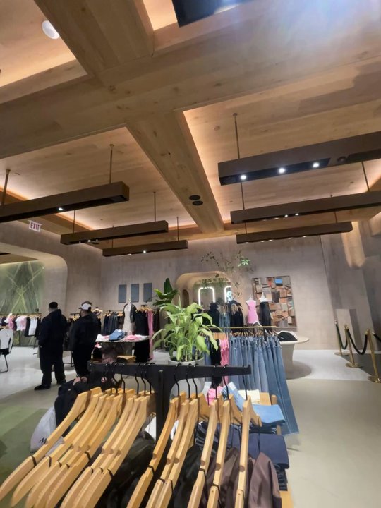 ARITZIA - Updated June 2026 - 39 Photos & 12 Reviews - 555 North ...