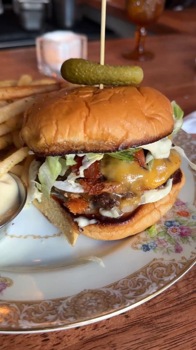 ROE - Updated January 2026 - 55 Photos & 31 Reviews - 207 Unity St ...