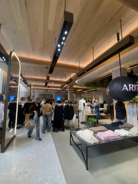 ARITZIA - Updated June 2026 - 39 Photos & 12 Reviews - 555 North ...