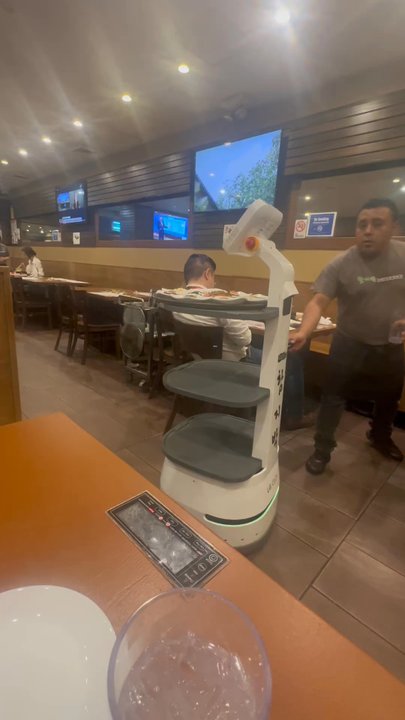 First time having a robot help me dine!
