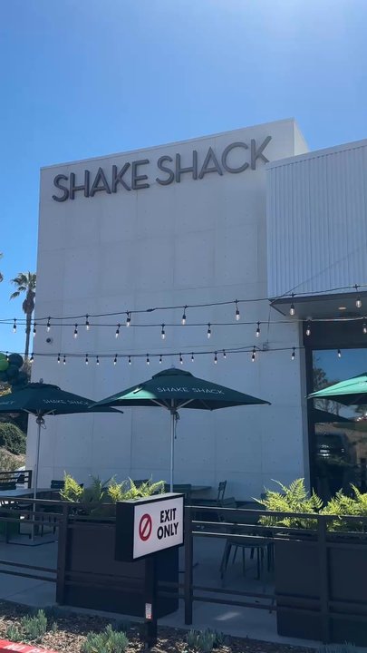 SHAKE SHACK - Updated April 2025 - 73 Photos & 41 Reviews - 711 Town ...